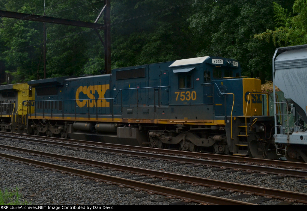 CSX C40-8 7530 trails on Q410-30